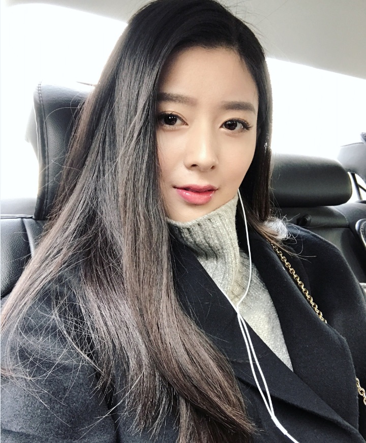 宅男福利！工大校花晒性感写真 网友赞典雅脱俗净化眼球_社会新闻_南方网