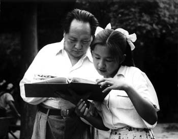 南方网：毛泽东和李敏一起看影集（1951年）